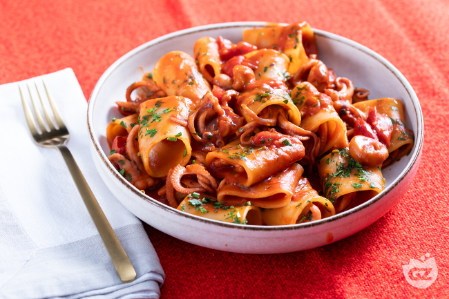 Paccheri à la sauce de calamars - Recettes italiennes par GialloZafferano