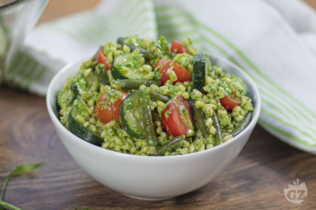 Salade d'orge avec pesto de roquette, haricots verts et courgettes ...