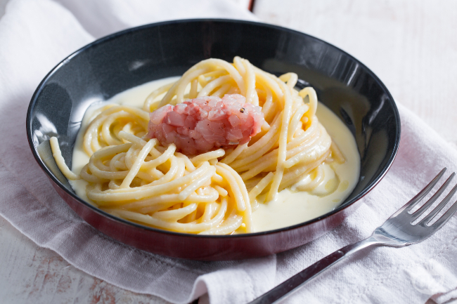 Spaghetti avec sauce de Monte Veronese et tartare de bar - Recettes ...