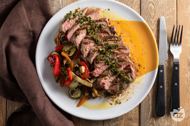 Contre-filet de bœuf avec légumes et sauce chimichurri - Recettes ...