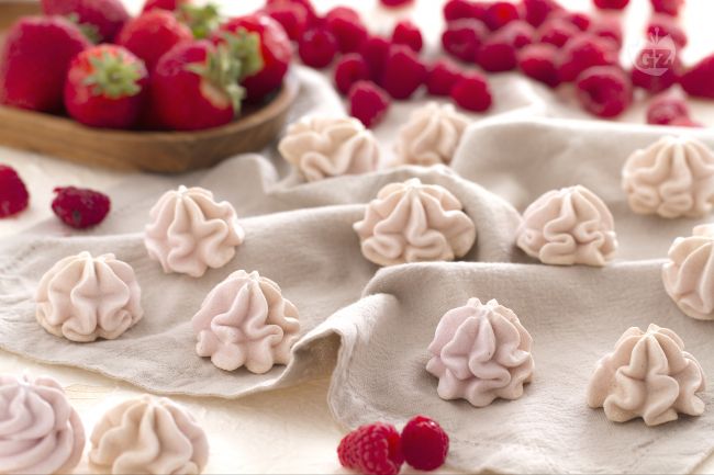 Meringues aux fruits rouges - Recettes italiennes par GialloZafferano